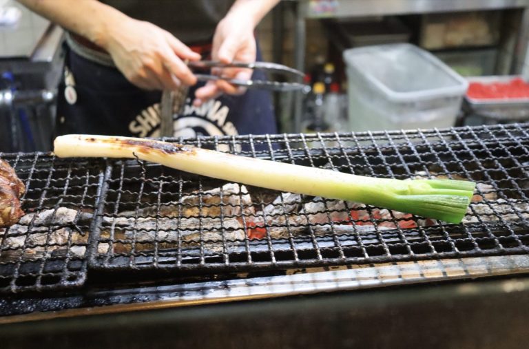 丁寧に、丁寧に。炭火で焼き上げる深谷ねぎ丸ごと一本焼き〜串焼亭ねぎ〜 深谷アウトレット周辺の観光スポット情報｜vegetable