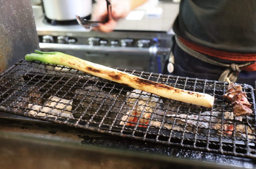丁寧に、丁寧に。炭火で焼き上げる深谷ねぎ丸ごと一本焼き〜串焼亭ねぎ〜 深谷アウトレット周辺の観光スポット情報｜vegetable